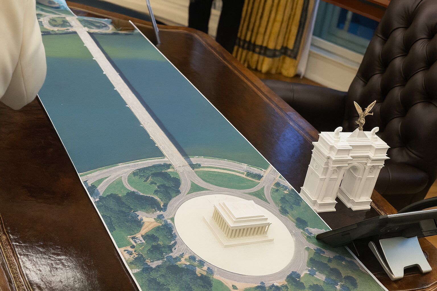 ARC DE TRUMP? Model for New D.C. Monument Spotted o...- Jellyfish.NEWS